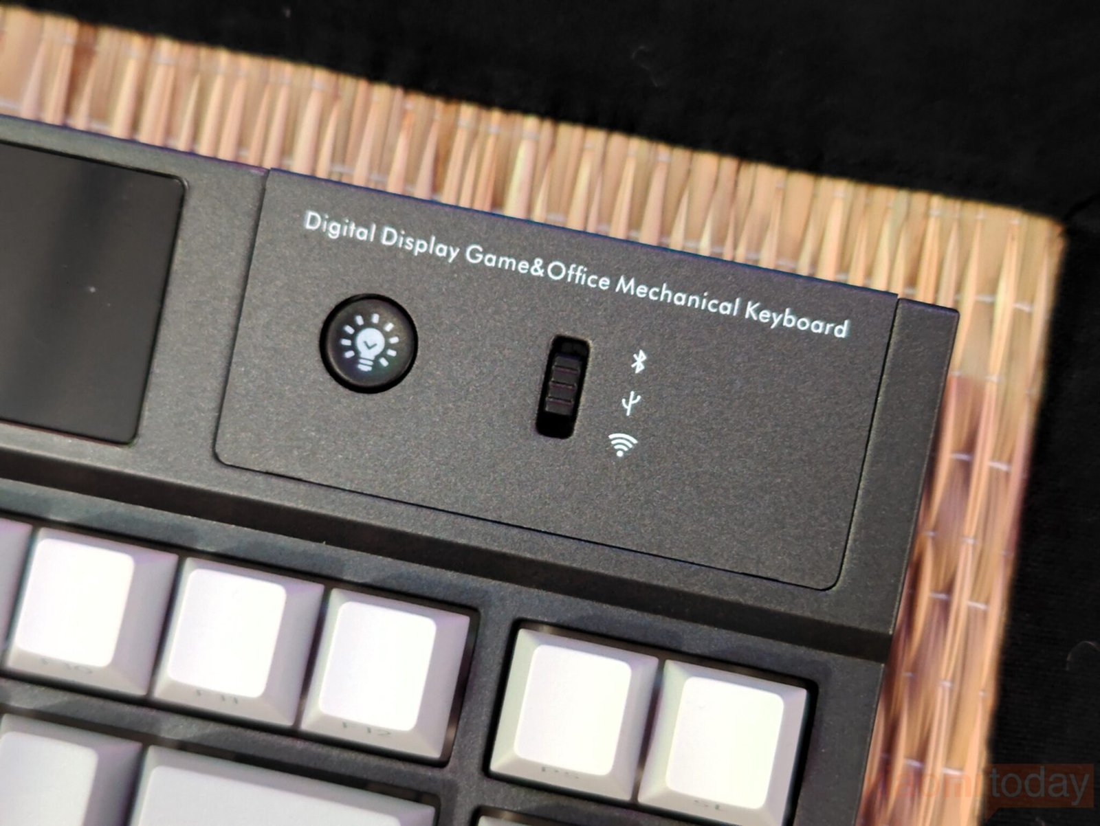 Epomaker DynaTab 75X Review - Mechanical Keyboard With Dot-Matrix ...